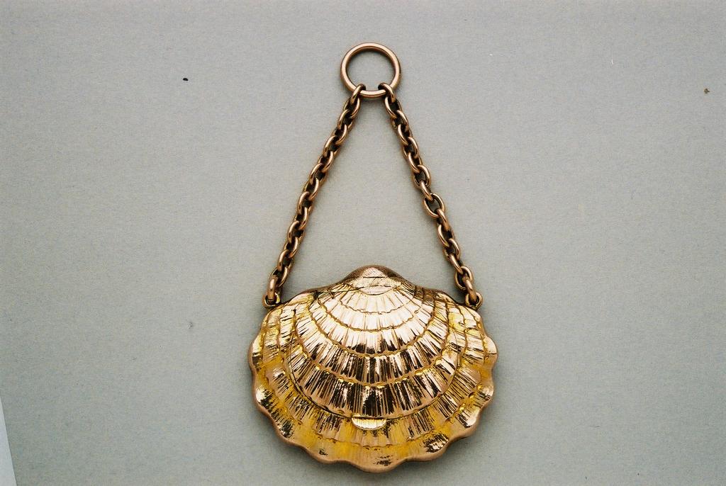 Leopard Antiques Gold Clamshell pill box (9ct)